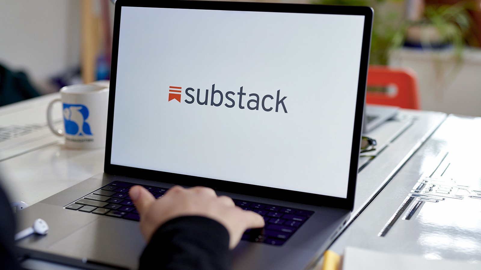 Заработать на журналистике и победить кликбейт и фейки: как работает Substack | Forbes.ru